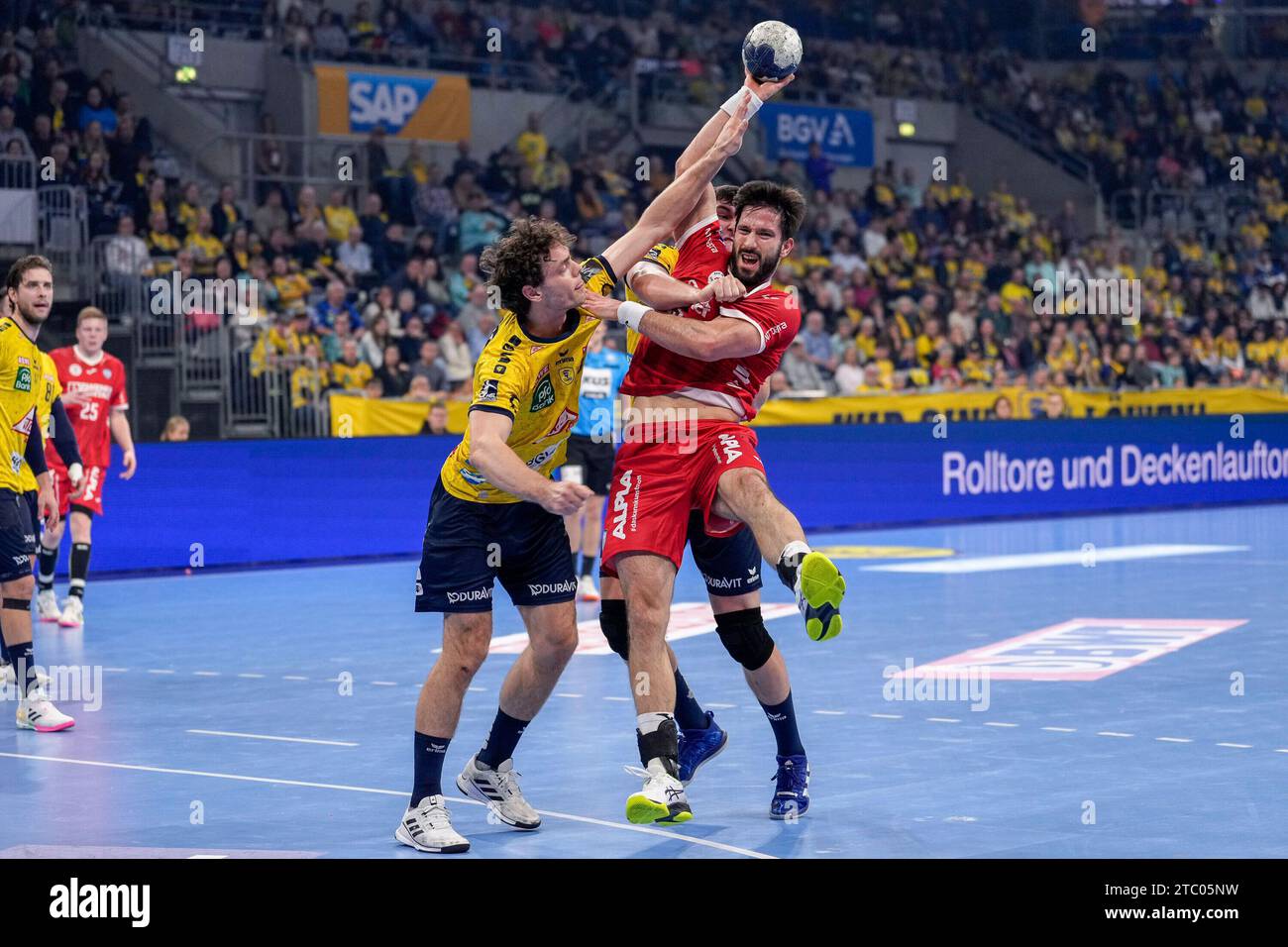 Mannheim, Deutschland. 09th Dec, 2023. v.li.: Niclas Kirkelokke ...