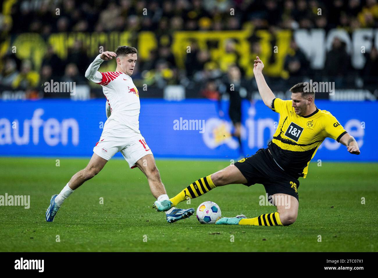 Dortmund, Deutschland. 09th Dec, 2023. Christoph Baumgartner (RB Leipzig, #14), Niklas S?le ...