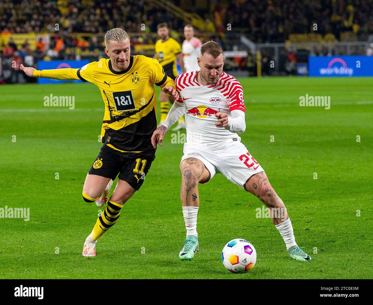 Zweikampf an der Seitenlinie zwischen Marco Reus (Borussia Dortmund 09 ...