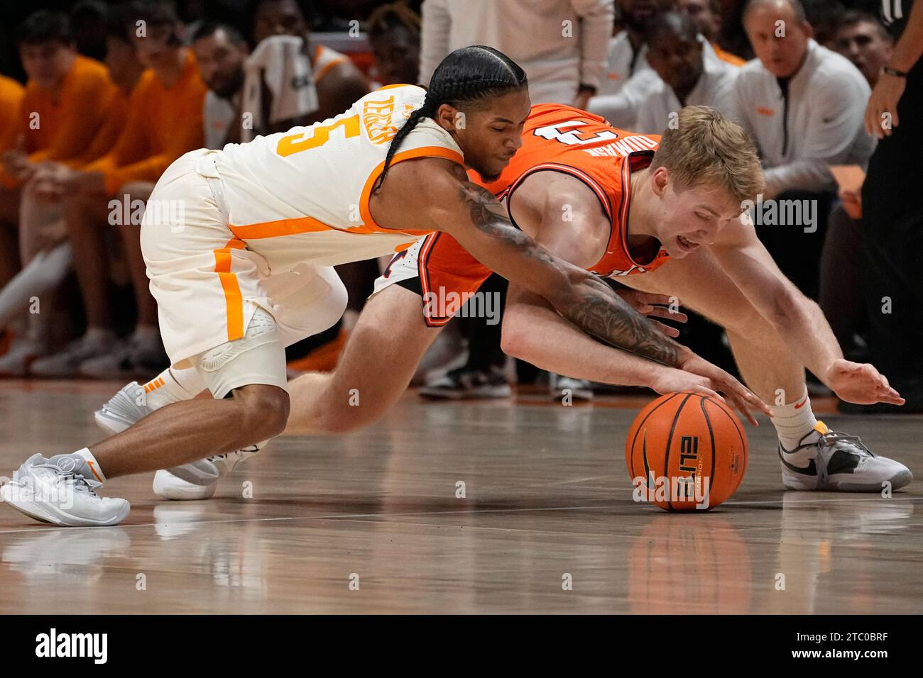 Tennessee guard Zakai Zeigler (5) and Illinois forward Marcus Domask (3 ...