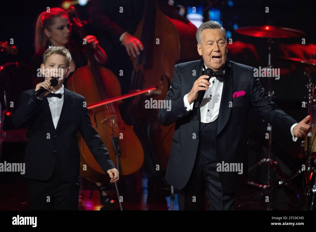 Kids duet sing hi-res stock photography and images - Alamy