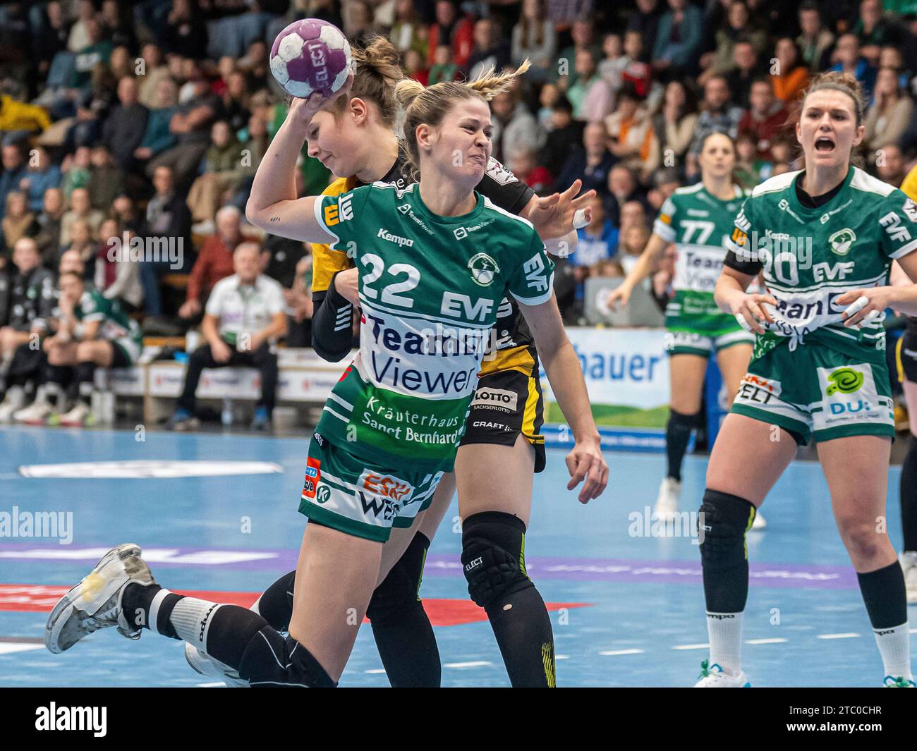 Goeppingen, Deutschland. 09th Dec, 2023. Sina Ehmann (Frisch Auf Frauen, #22) setzt sich durch ...