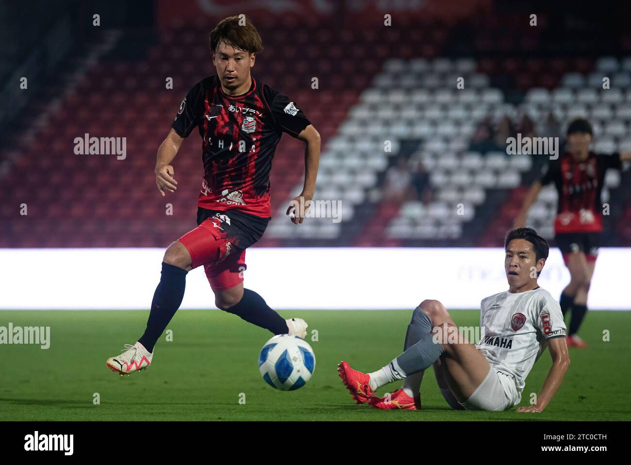 Nonthaburi, Thailand. 09th Dec, 2023. Akito Fukumori (L) of Hokkaido Consadole Sapporo and Picha ...