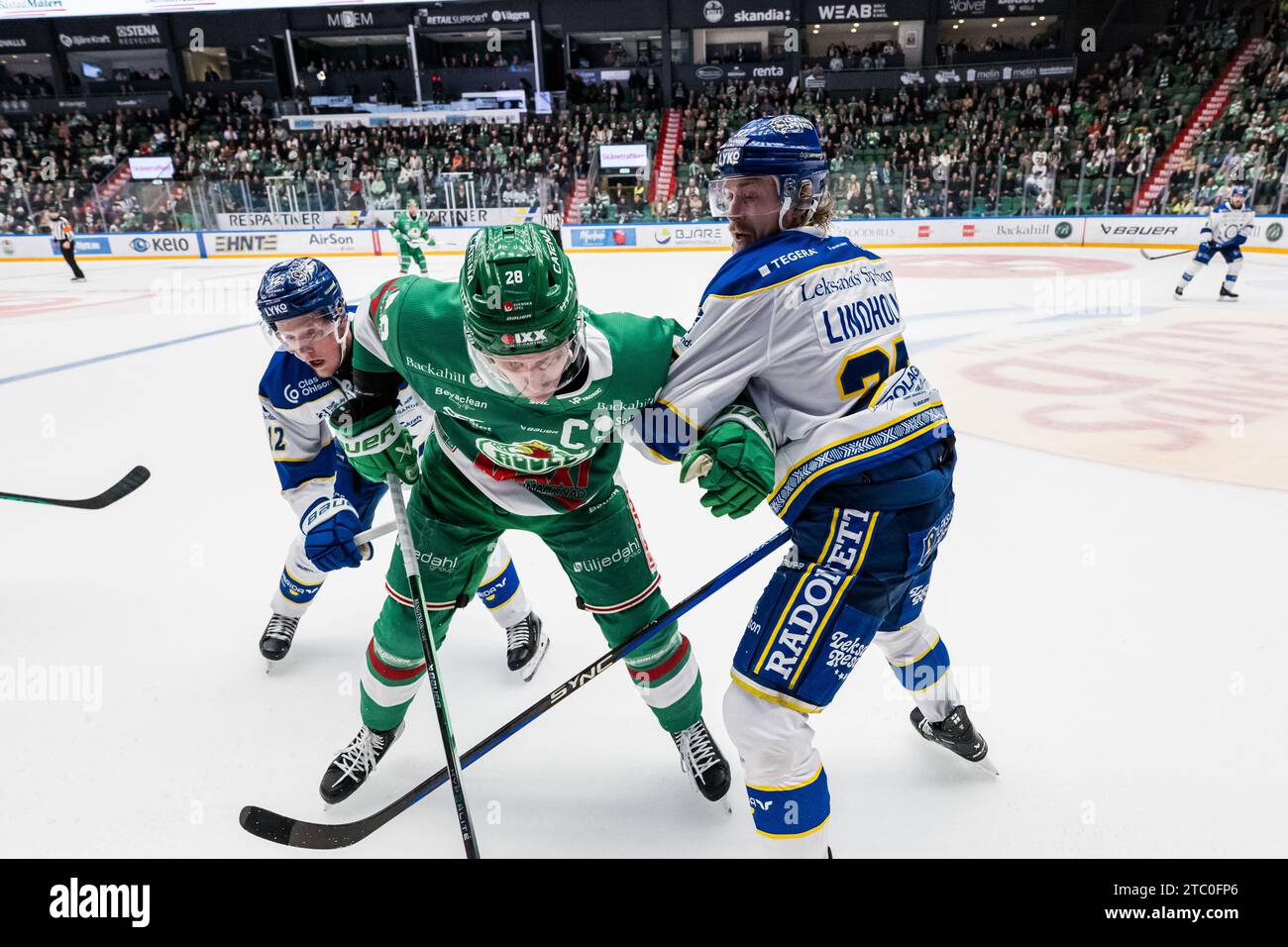 231209 Rögles Anton Bengtsson och Leksands Anton Lindholm under ishockeymatchen i SHL mellan ...