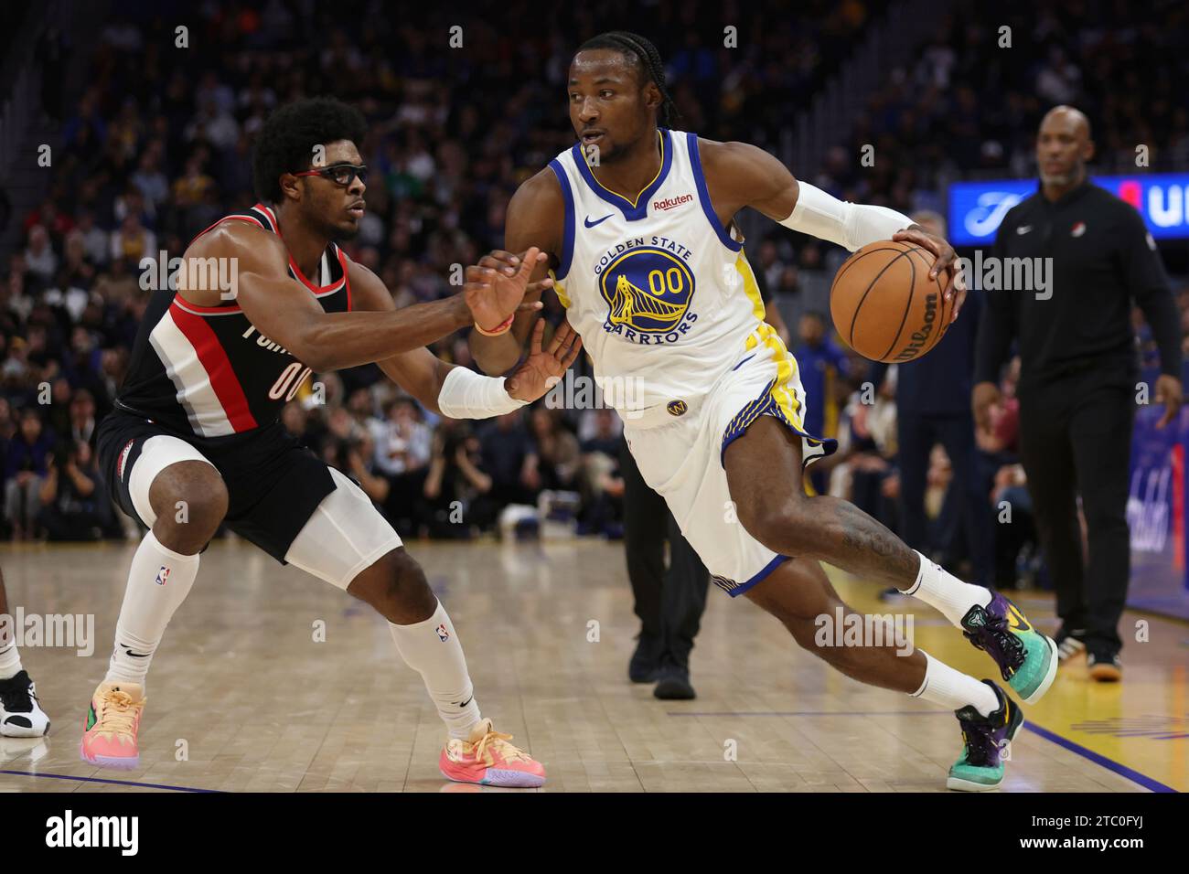 Golden State Warriors forward Jonathan Kuminga (00) drives to the ...
