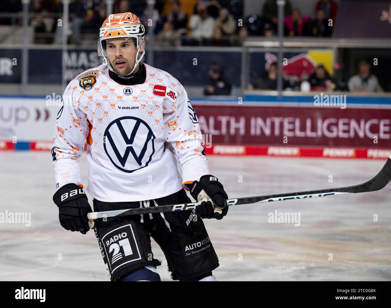 Muenchen, Deutschland. 08th Dec, 2023. Nolan Zajac (Grizzlys Wolfsburg, #44). EHC Red Bull ...