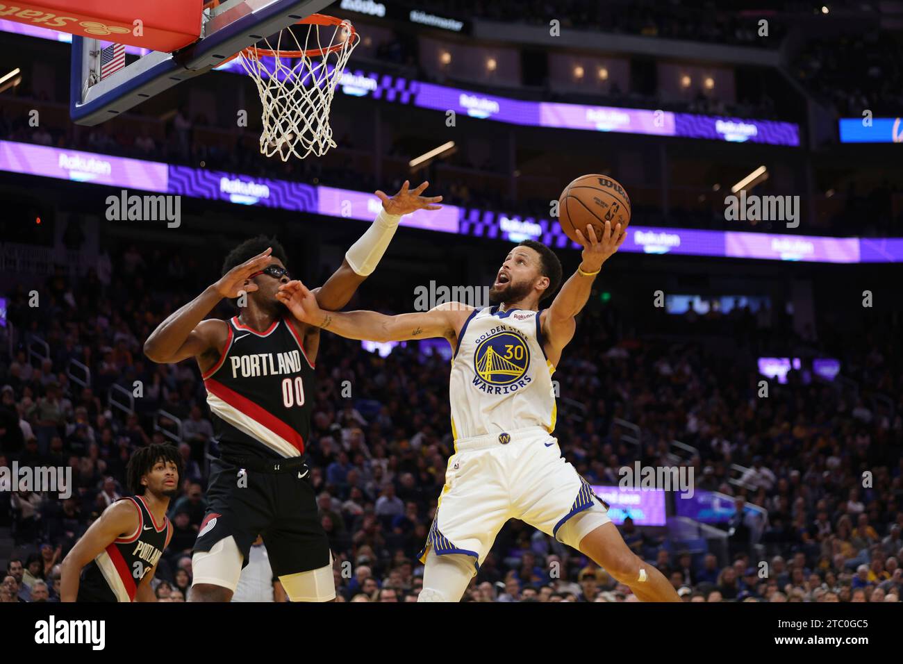 Golden State Warriors guard Stephen Curry (30) shoots against Portland ...