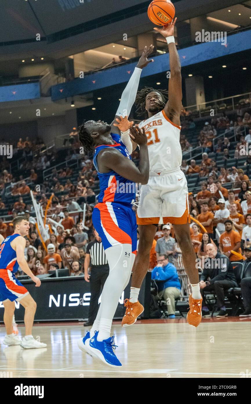 Austin, USA. 09th Dec, 2023. Dec 9, 2023. ZeÃ Rik Onyema #21 of the ...