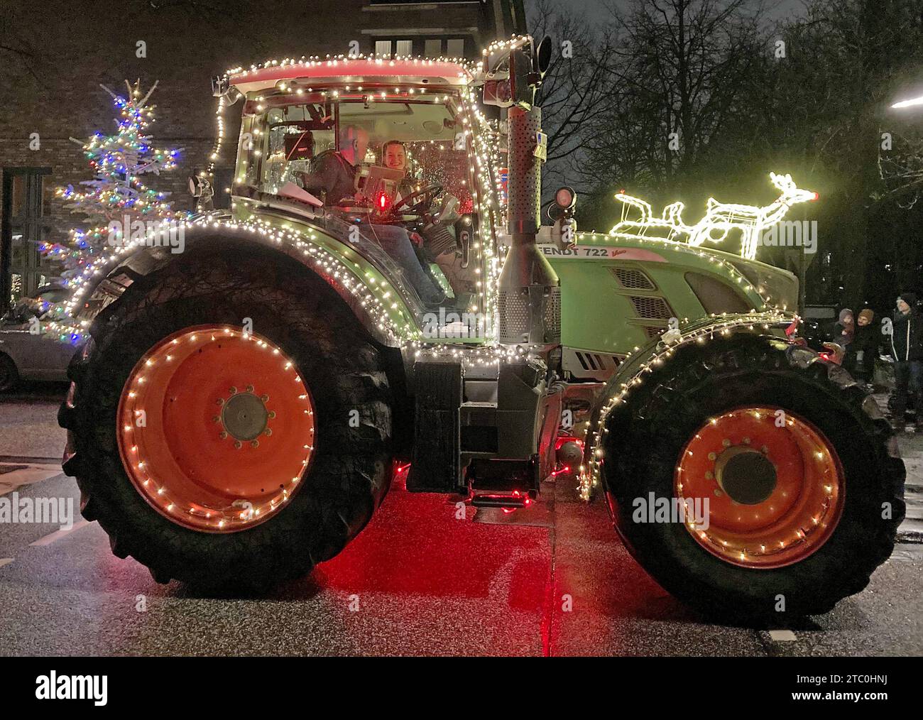 Hamburg, Germany. 09th Dec, 2023. Tractors decorated for Christmas ...