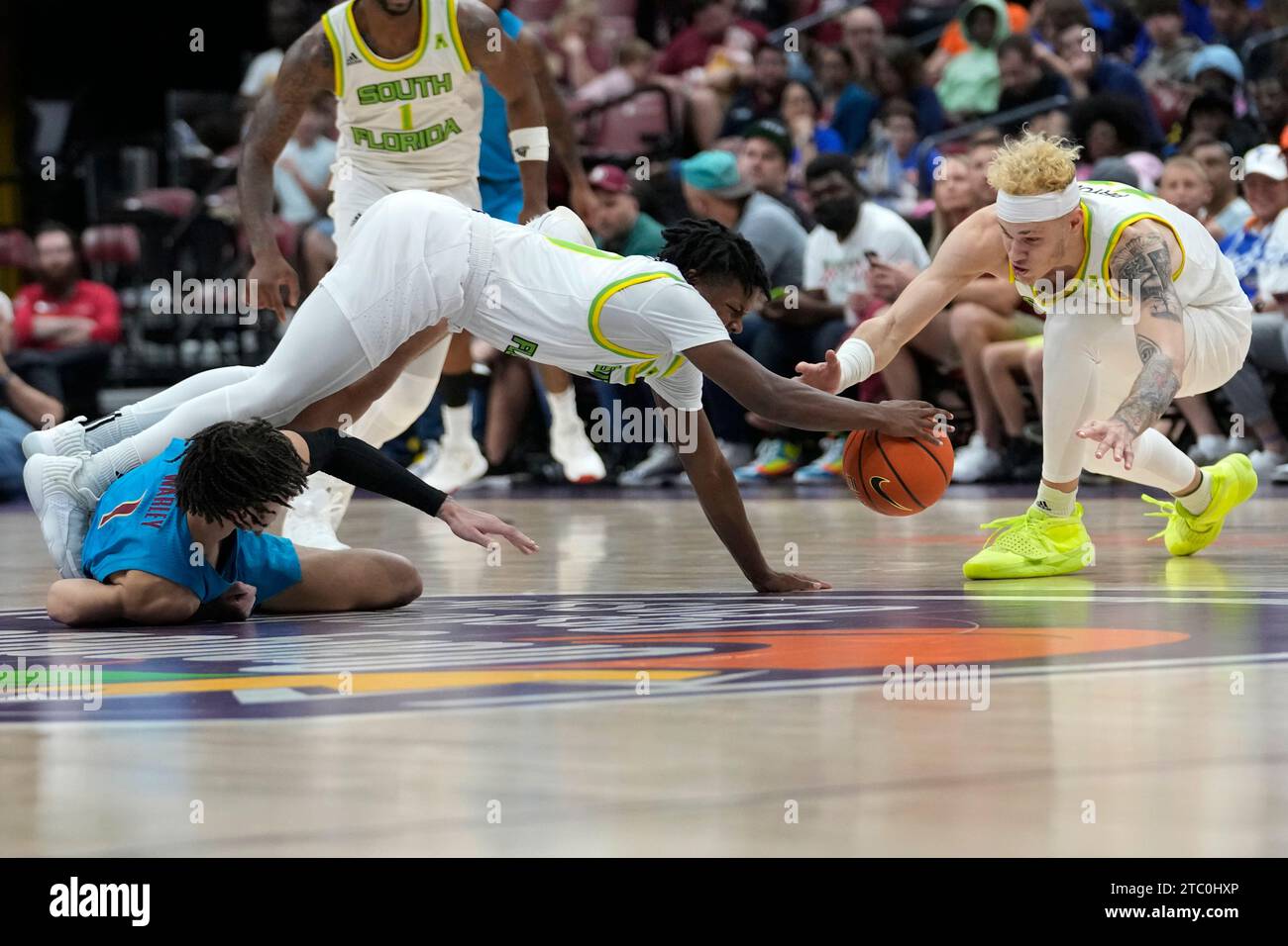 South Florida guard Jayden Reid, center, and forward Kasean Pryor ...