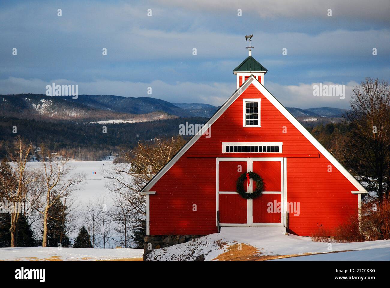 Classic red barn hi-res stock photography and images - Alamy