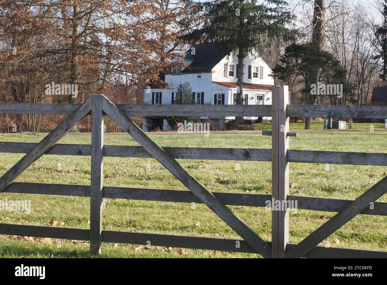 The whit house is surrounded by a wooden fence Stock Photo - Alamy