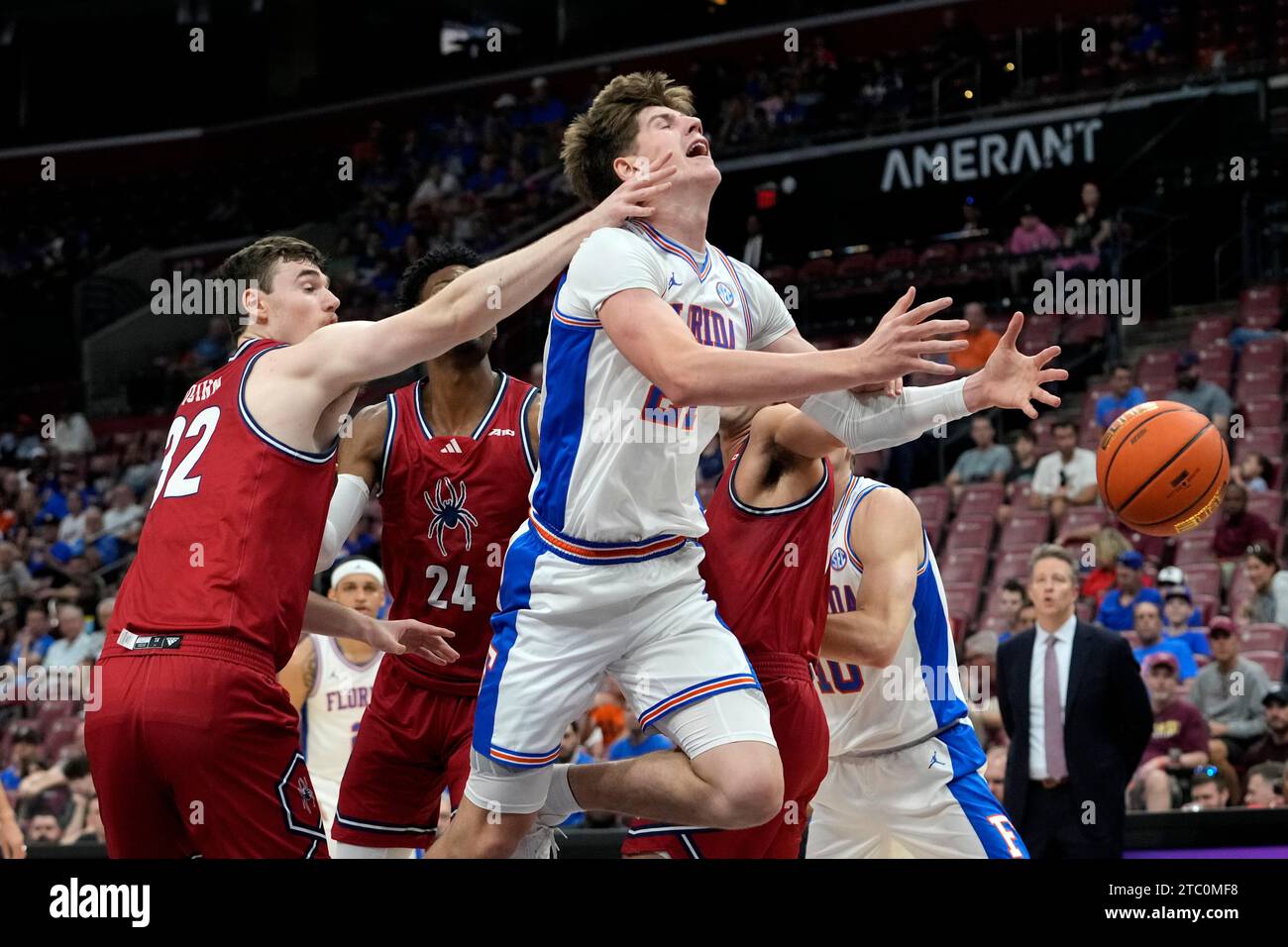 Florida forward Alex Condon (21) loses control of the ball as Richmond ...