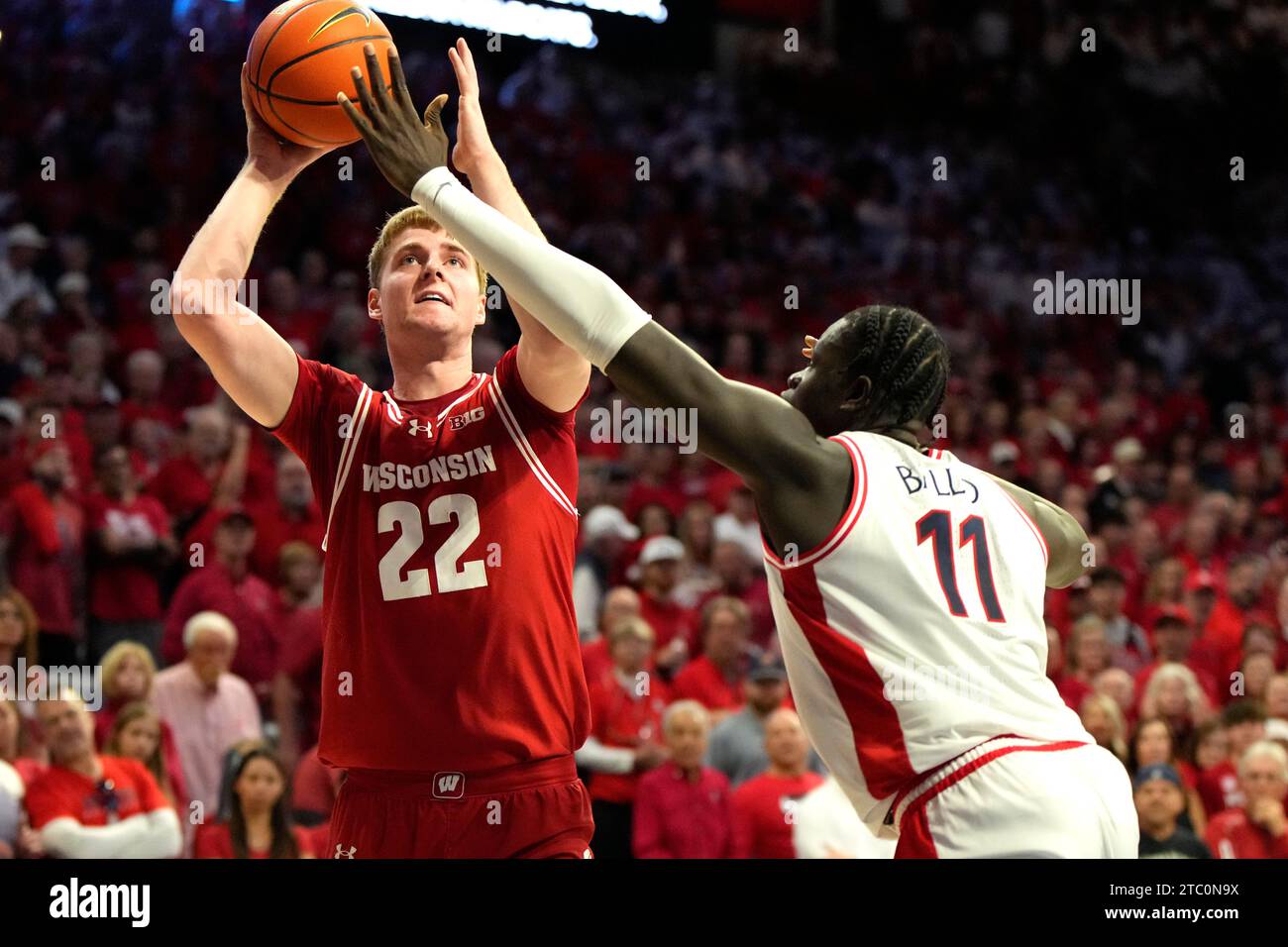 Wisconsin forward Steven Crowl (22) shoots over Arizona center Oumar ...