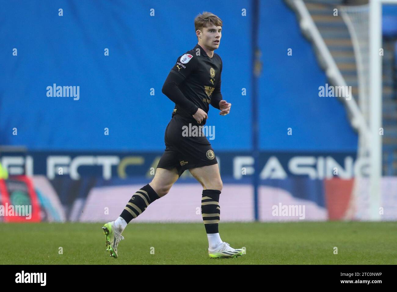 Luca Connell #48 of Barnsley during the Sky Bet League 1 match Reading ...