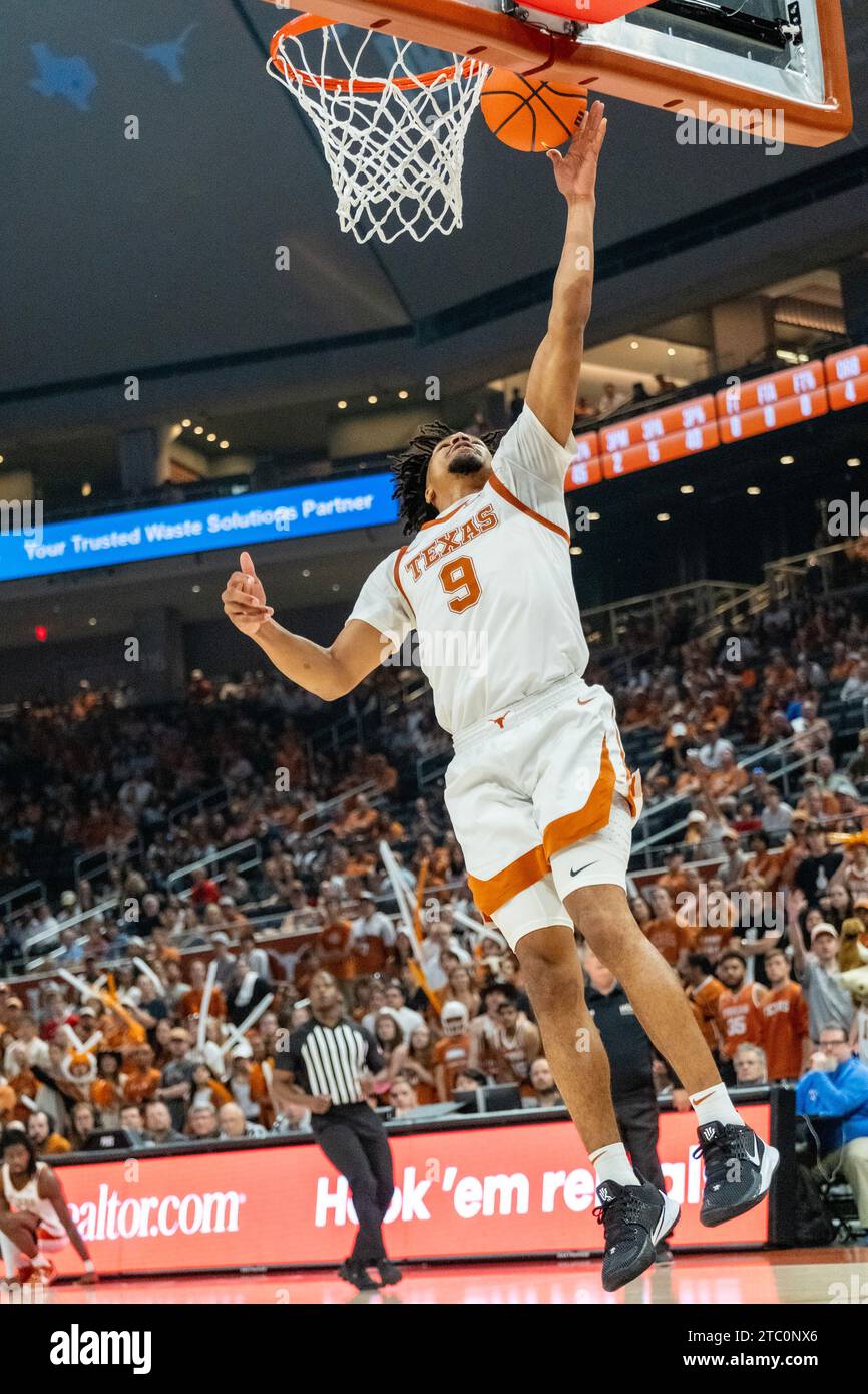 Texas, USA. 9th Dec, 2023. ZeÕRik Onyema #21 of the Texas Longhorns in ...