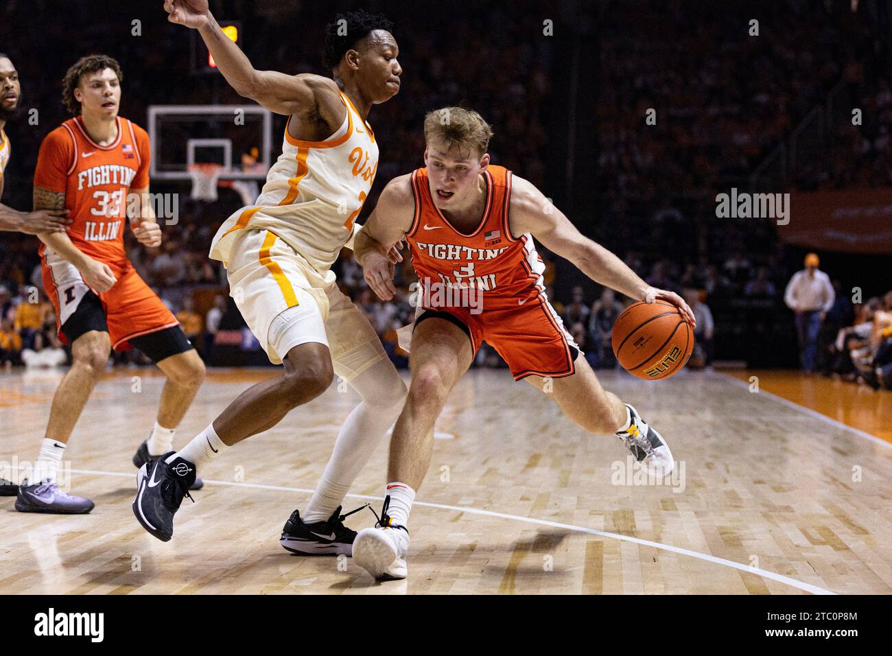 Illinois forward Marcus Domask (3) drives against Tennessee guard ...