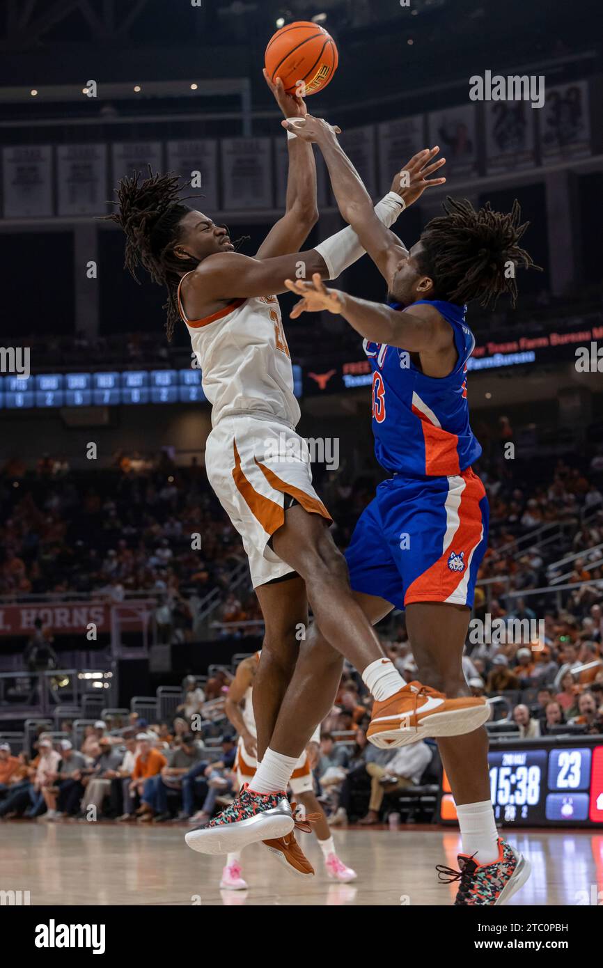 AUSTIN, TX - DECEMBER 09: Texas Longhorns forward Ze'Rik Onyema (21 ...