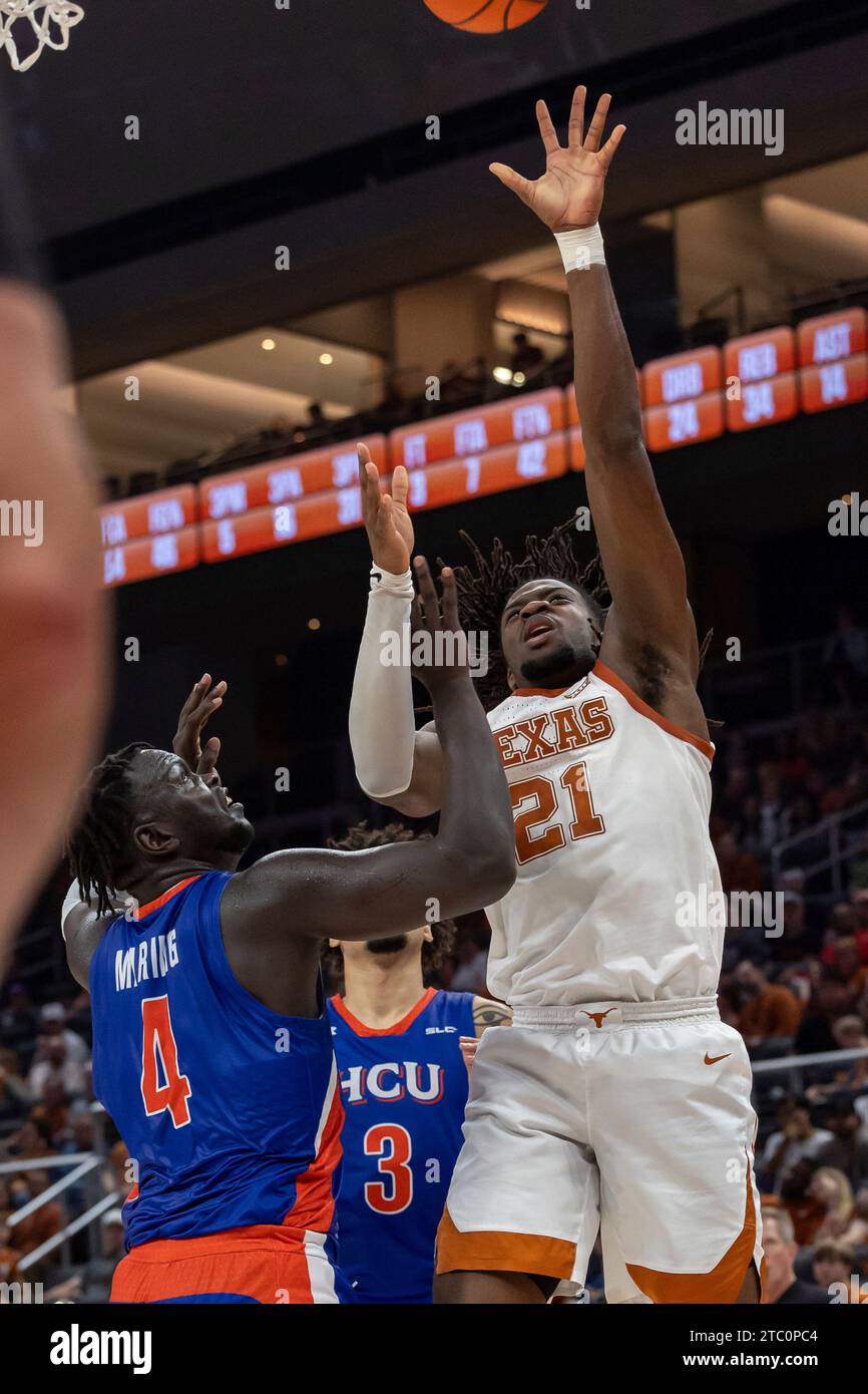 AUSTIN, TX - DECEMBER 09: Texas Longhorns forward Ze'Rik Onyema (21 ...