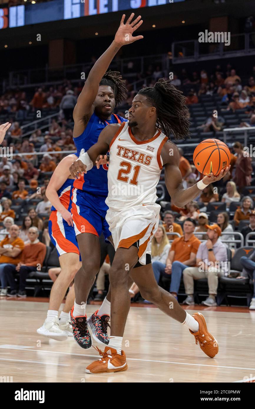AUSTIN, TX - DECEMBER 09: Texas Longhorns forward Ze'Rik Onyema (21 ...