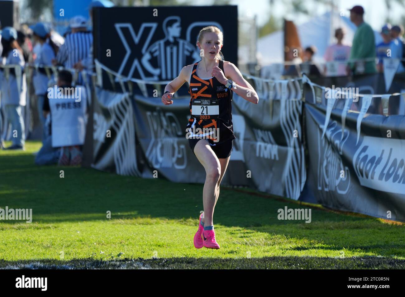 Elizabeth leachman wins girls race in 16 hi-res stock photography and ...