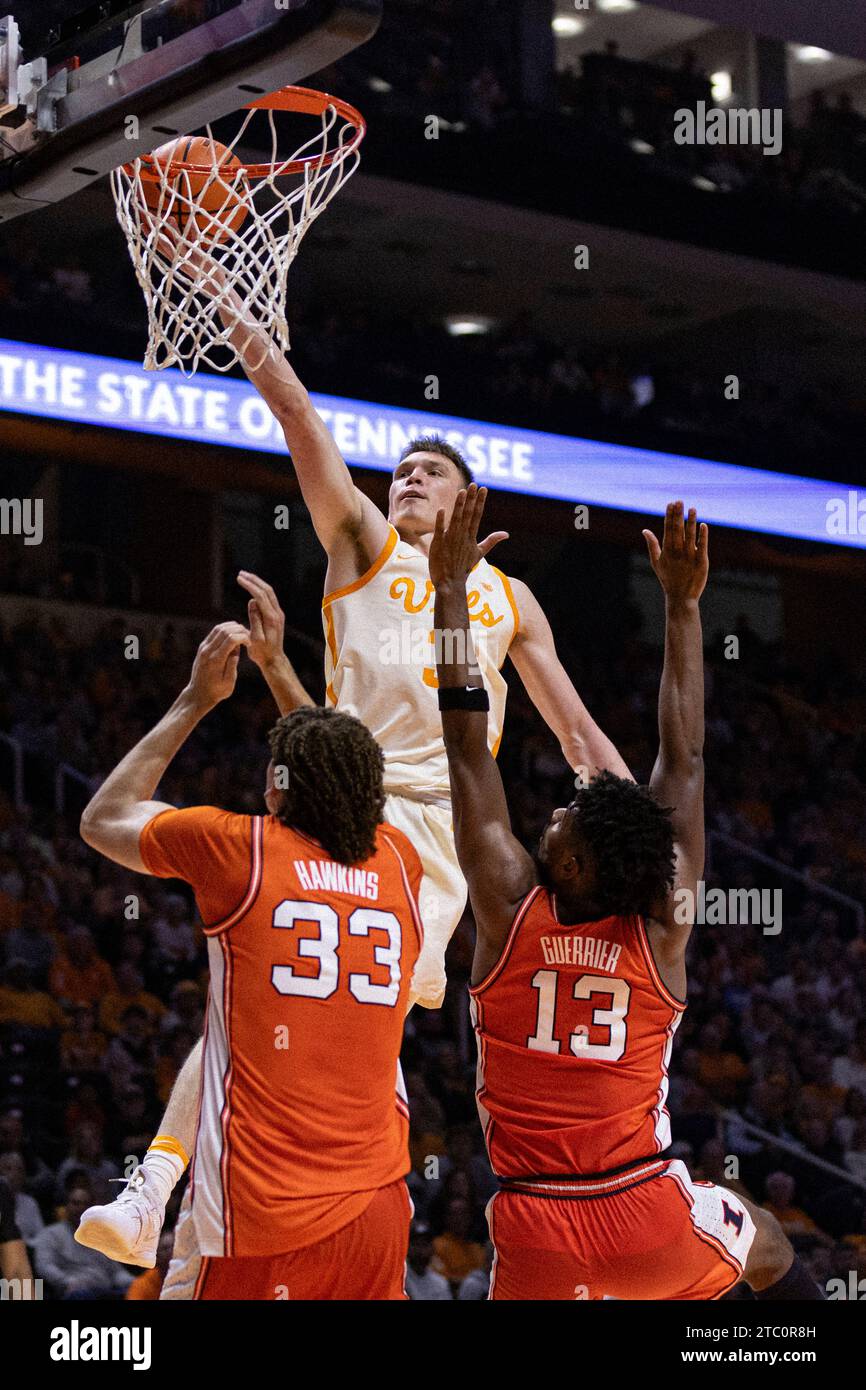 Tennessee guard Dalton Knecht (3) shoots over Illinois forward Coleman ...