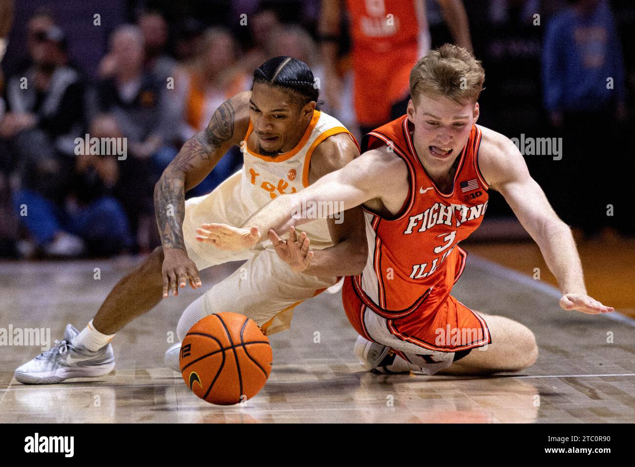 Tennessee guard Zakai Zeigler (5) battles for the ball with Illinois ...