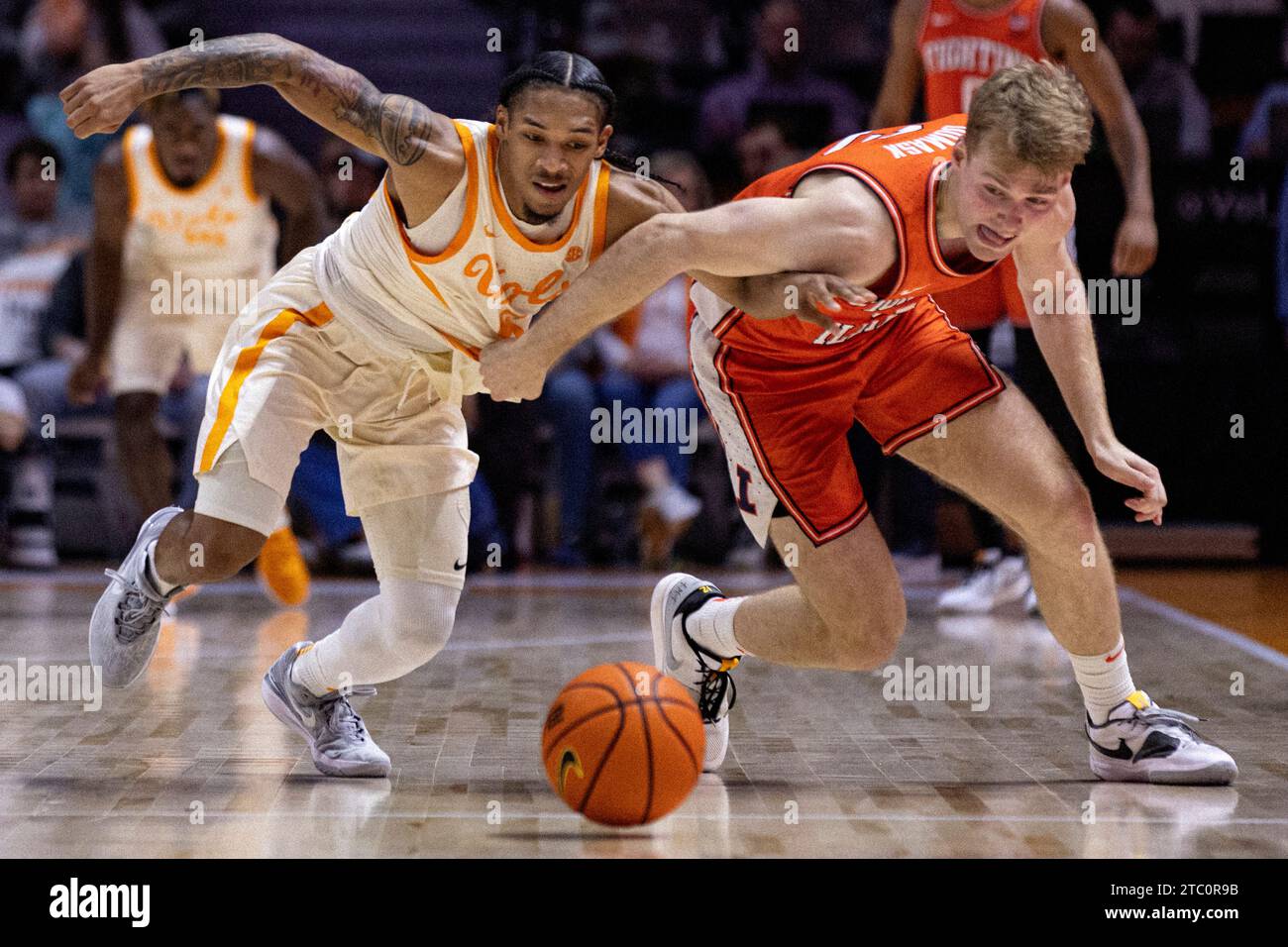 Tennessee guard Zakai Zeigler (5) battles for the ball with Illinois ...