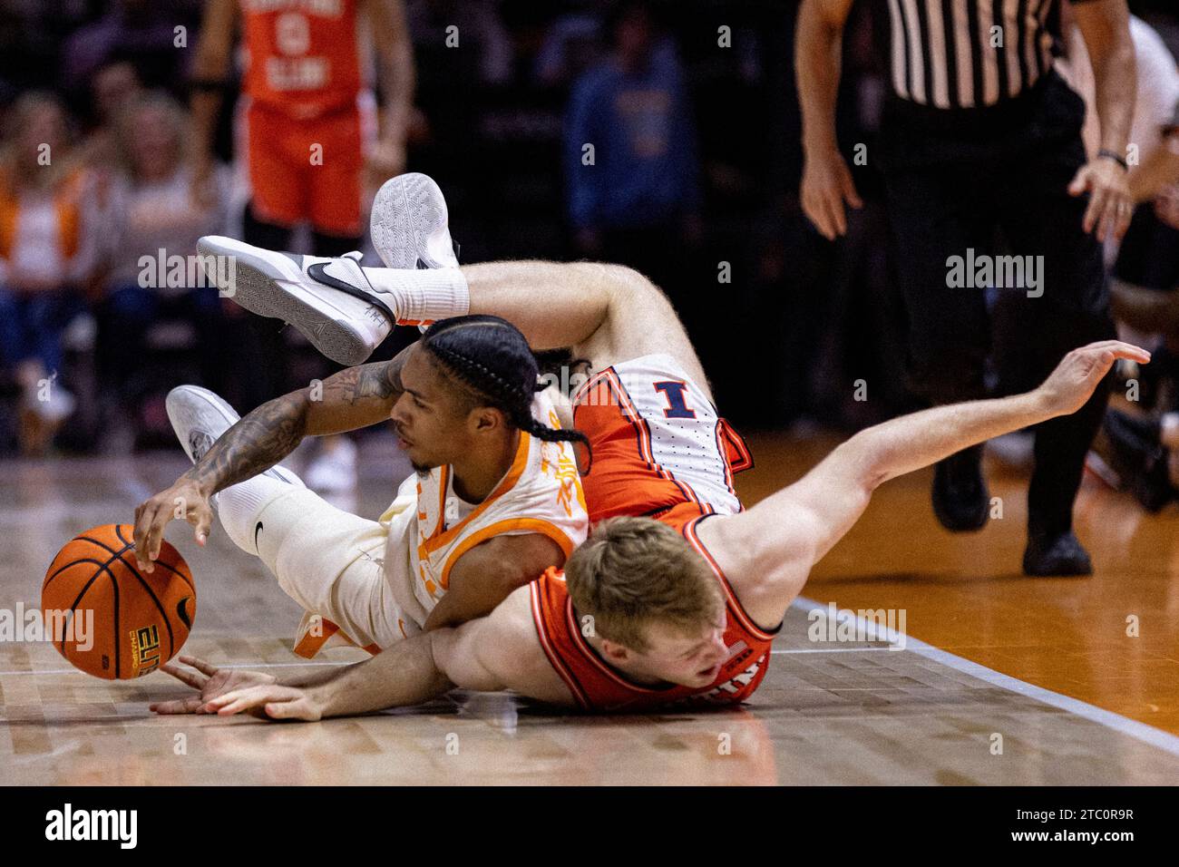 Tennessee guard Zakai Zeigler (5) battles for the ball with Illinois ...