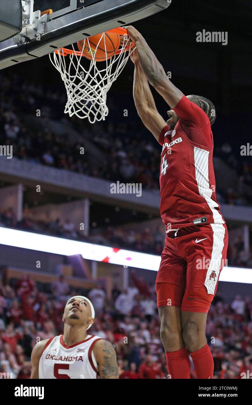 Arkansas guard Davonte Davis (4) dunks against Oklahoma during the ...