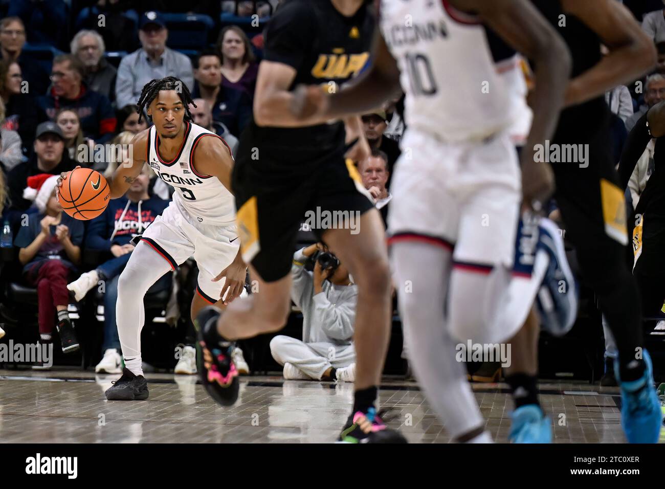 UConn guard Stephon Castle (5) in the first half of an NCAA college ...