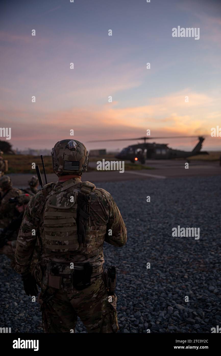 U.S. Naval Special Warfare operators conduct an exfiltration with 2nd ...