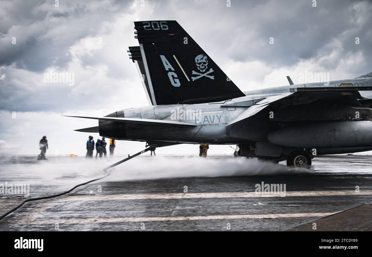 An F/A-18E/F Super Hornet from Strike Fighter Squadron (VFA) 103 lands ...
