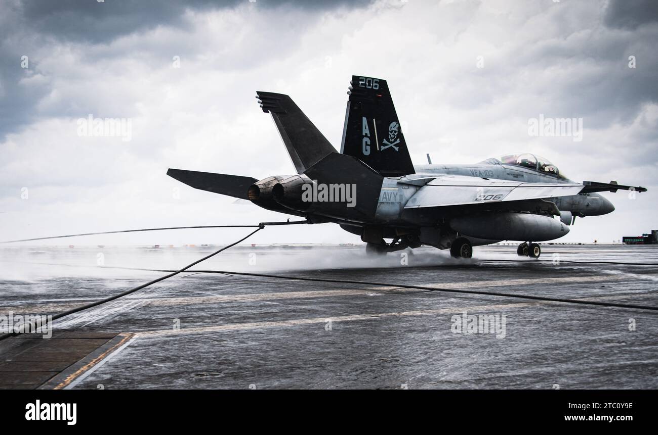 An F/A-18E/F Super Hornet from Strike Fighter Squadron (VFA) 103 lands ...