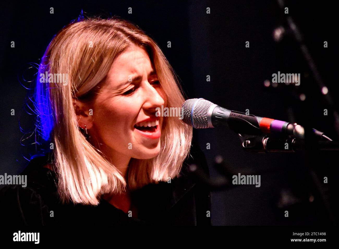 Teesside vocalist hi-res stock photography and images - Alamy