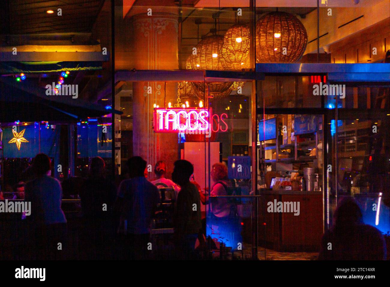 Patrons eat restaurant hi-res stock photography and images - Alamy