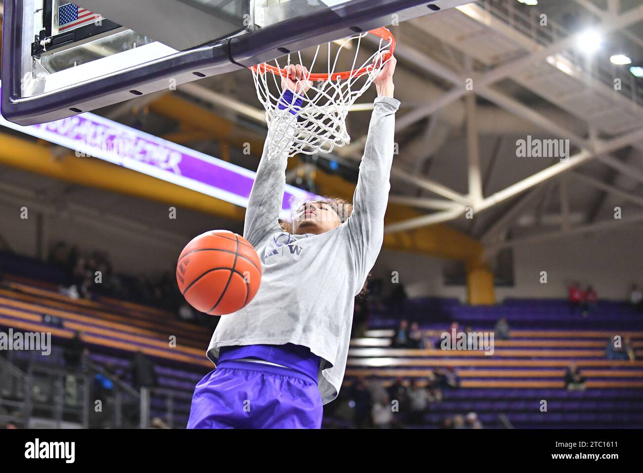 Seattle, WA, USA. 09th Dec, 2023. Washington warmups before the NCAA ...