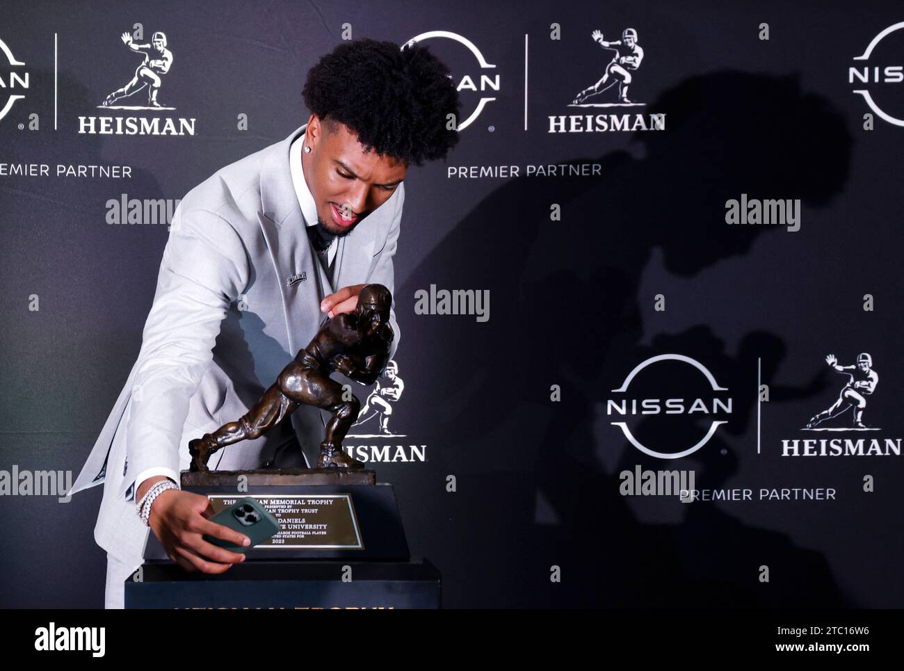 New York, United States. 09th Dec, 2023. LSU quarterback Jayden Daniels ...