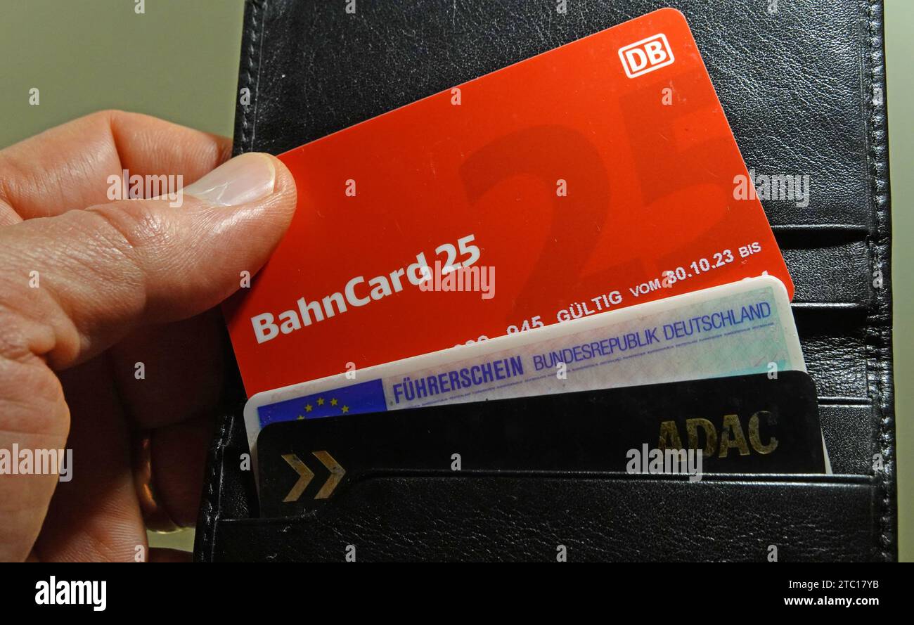 Erfurt, Germany. 08th Dec, 2023. A man has a BahnCard 25 in his wallet ...