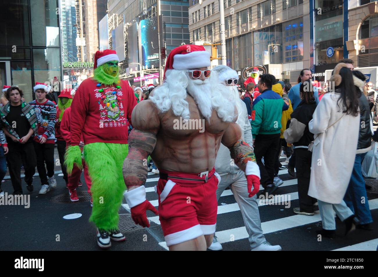 Grinch costumes hi-res stock photography and images - Alamy