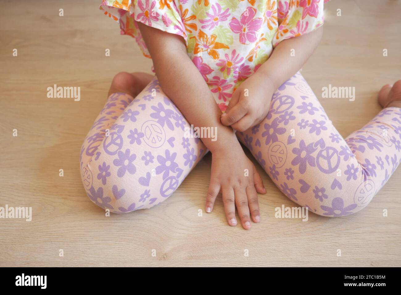child sitting W posture on the floor Stock Photo - Alamy
