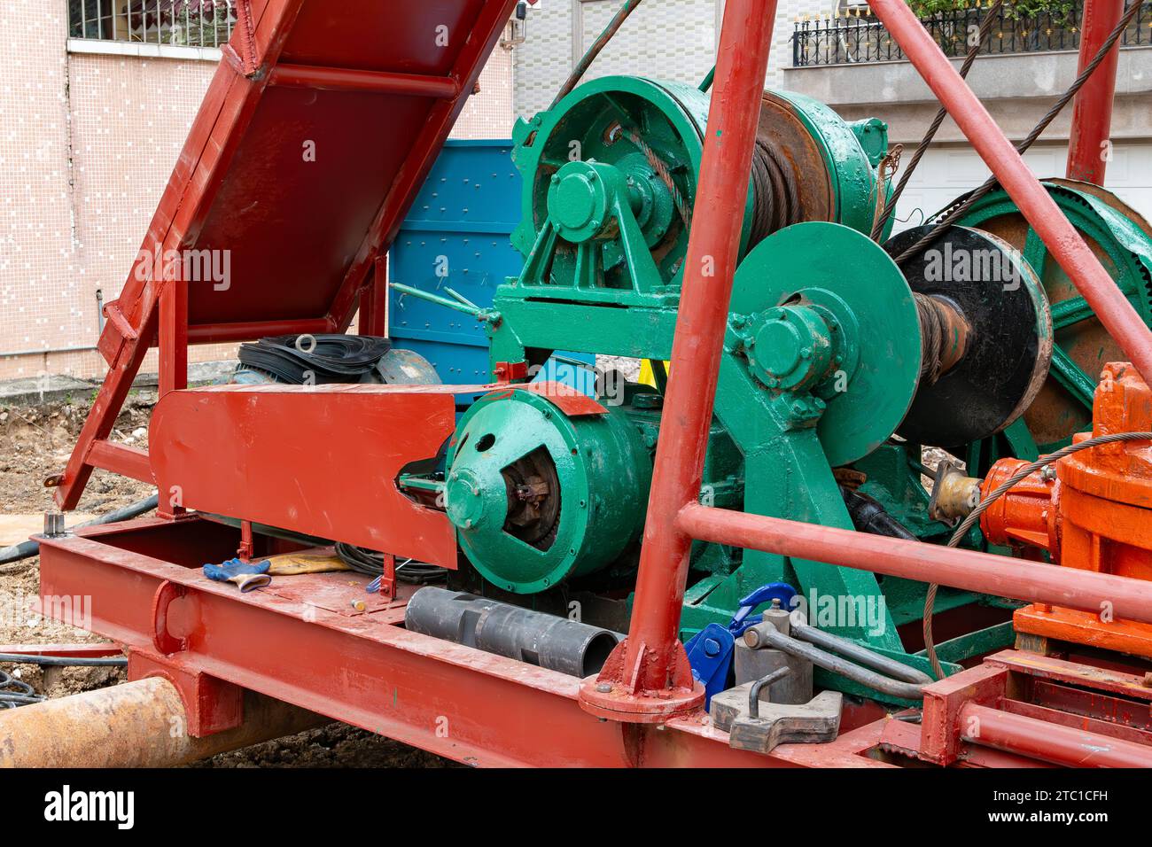 Digging horizontal hi-res stock photography and images - Alamy