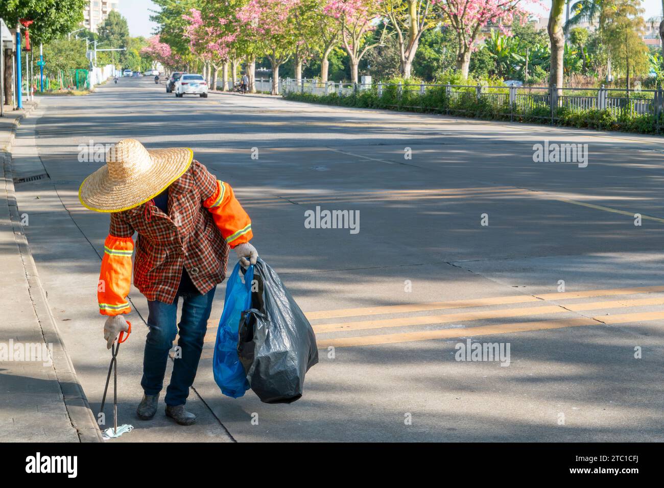 People picking trash street hi-res stock photography and images - Alamy