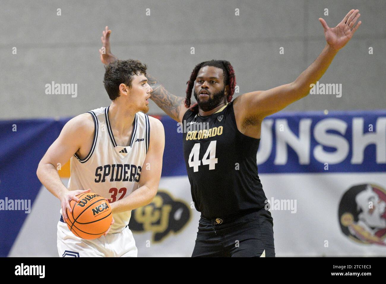 Richmond center Neal Quinn (32) is defended by Colorado center Eddie ...