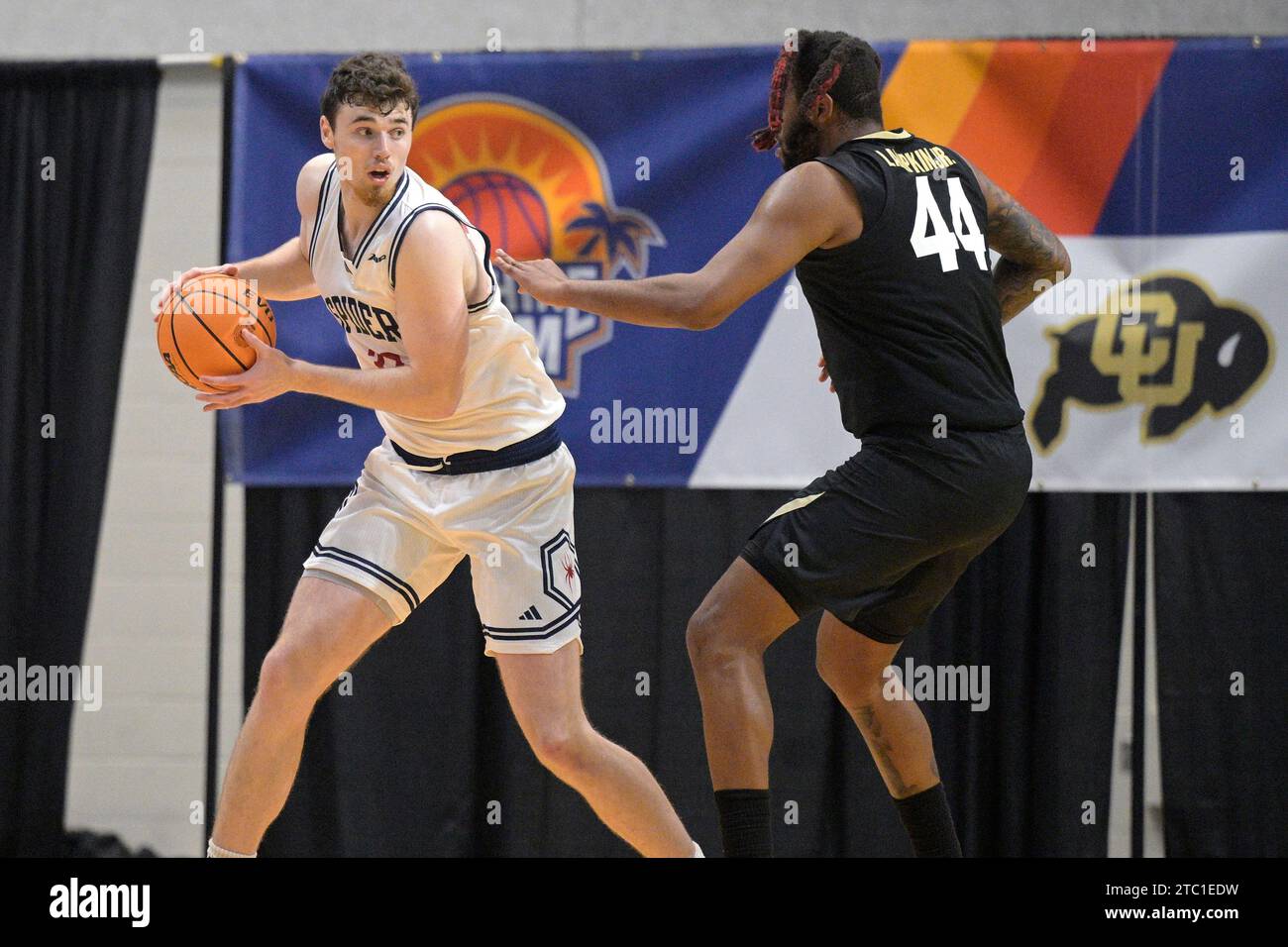 Richmond center Neal Quinn (32) is defended by Colorado center Eddie ...