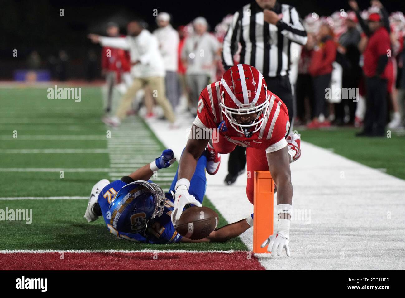 Mater Dei Monarchs running back Jordon Davison (0) scores a touchdown ...