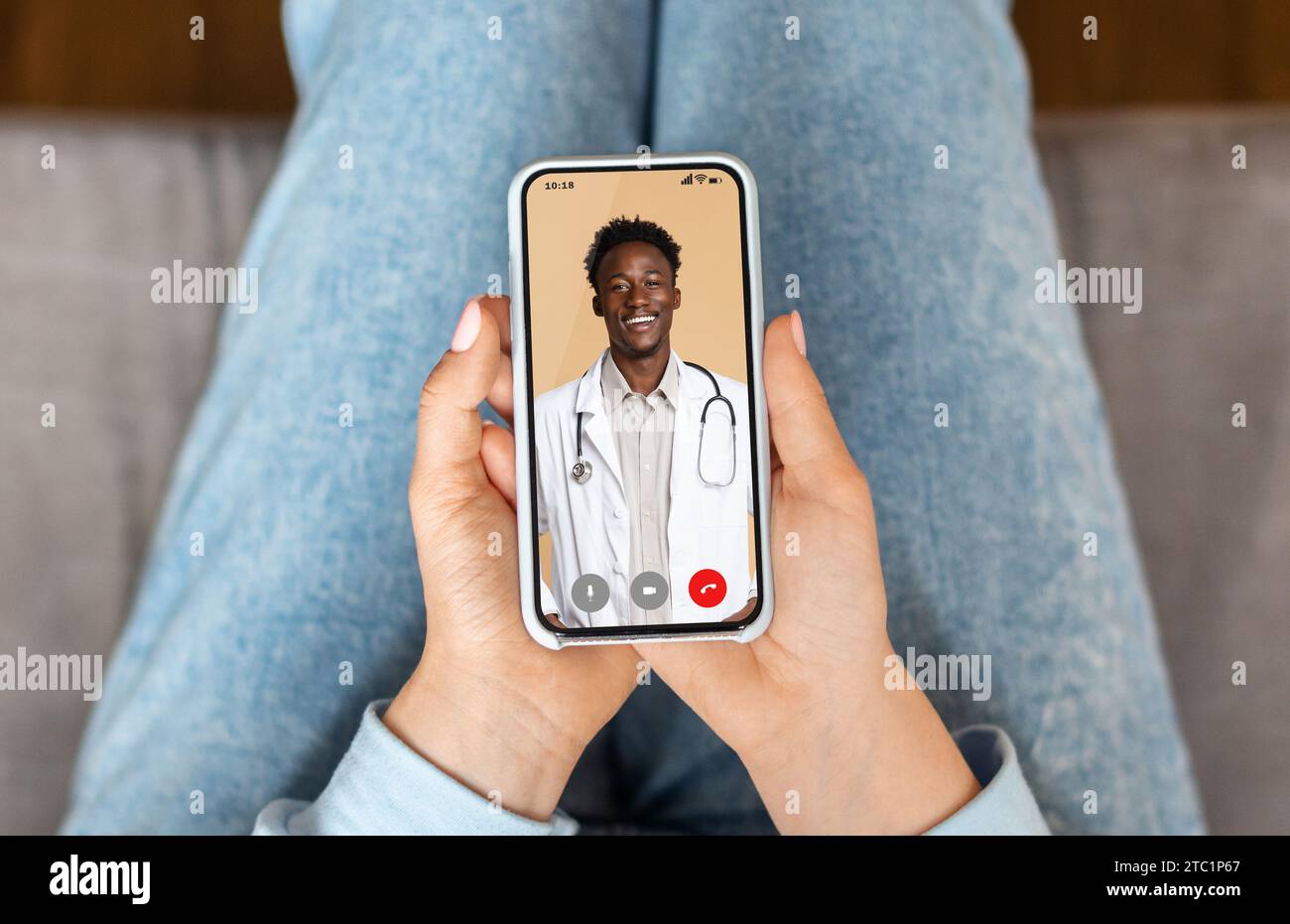 Female doctor smartphone telemedicine tech hi-res stock photography and ...