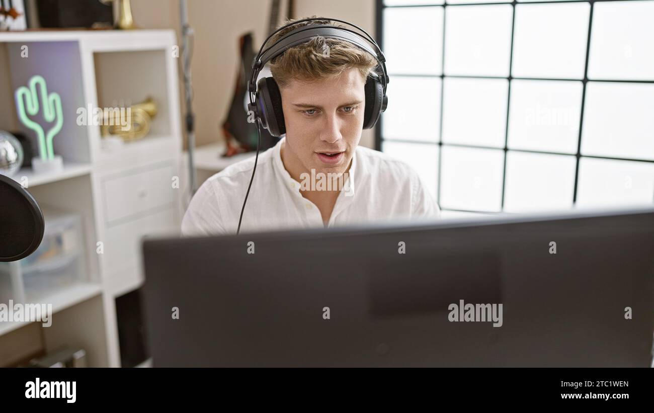 Serious face singer hi-res stock photography and images - Alamy