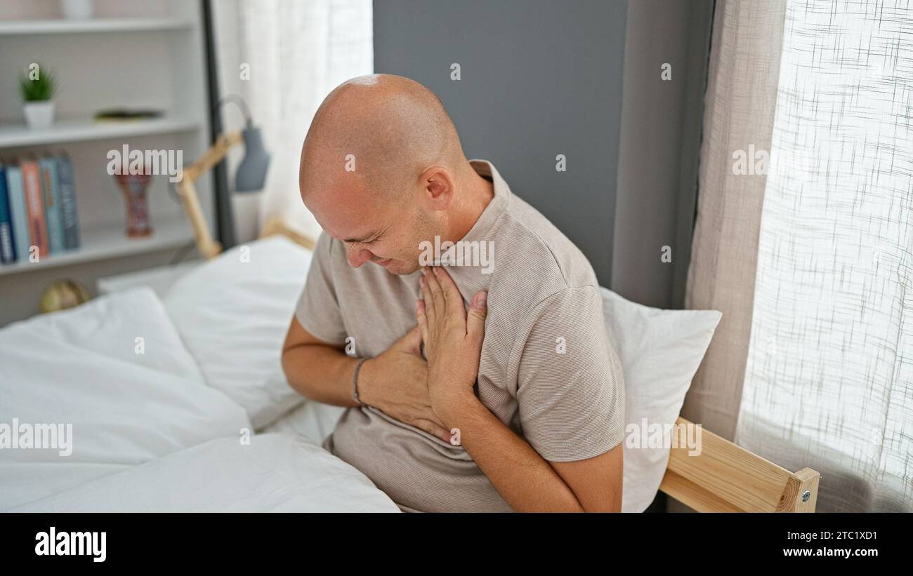 Man heart attack sitting hi-res stock photography and images - Alamy