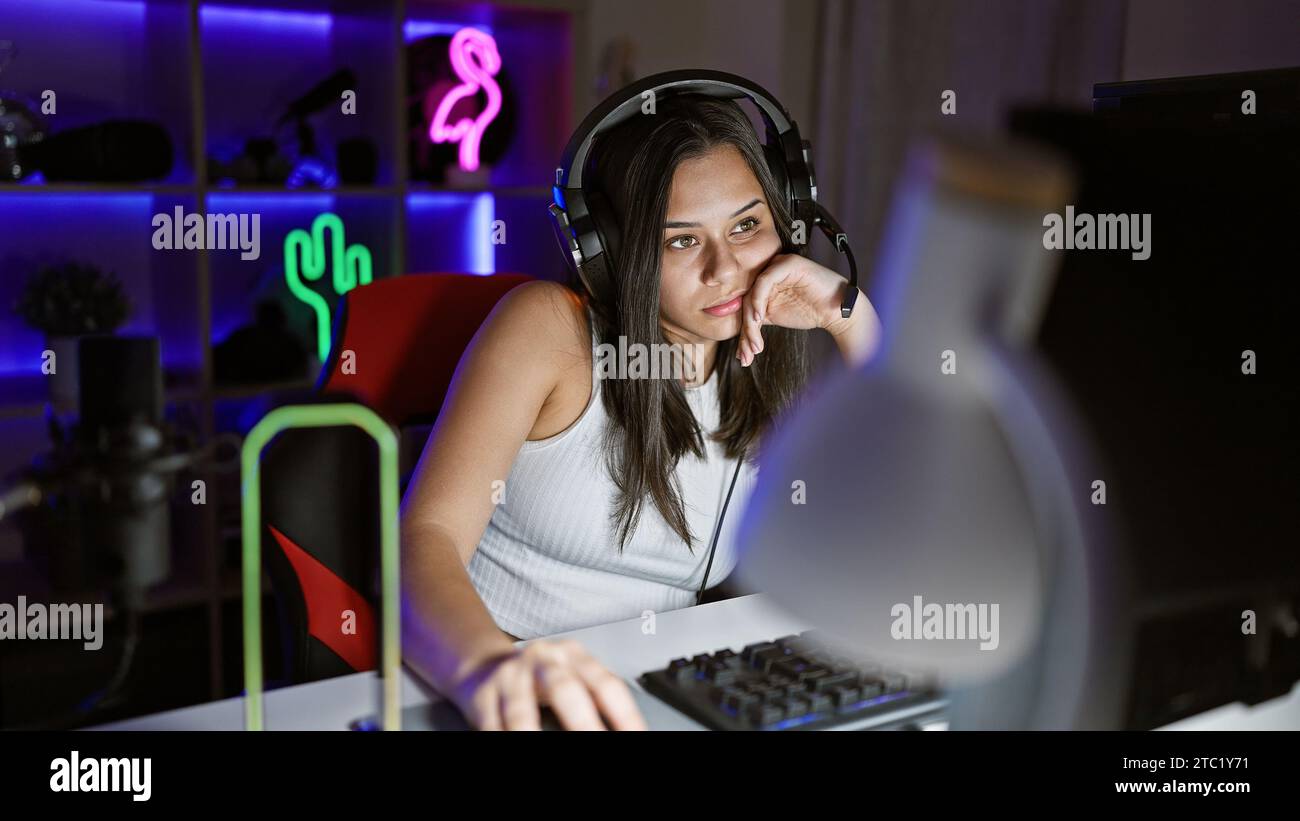 Young beautiful hispanic woman streamer hi-res stock photography and ...